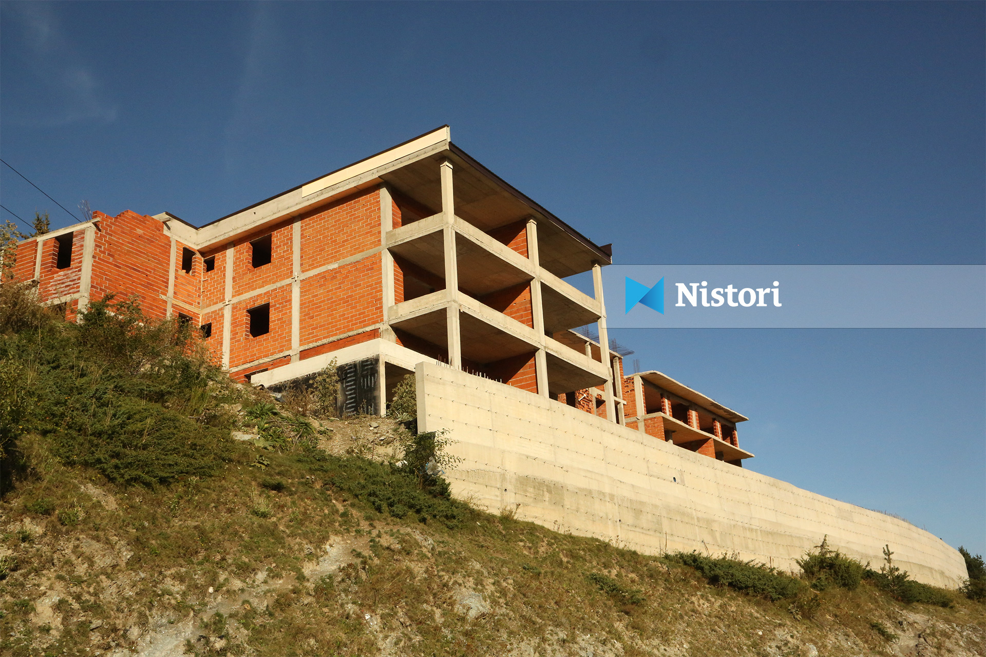 Shtëpi pushimi në Kodrën e Diellit – ndërmjet dëshirës dhe uzurpimit ...