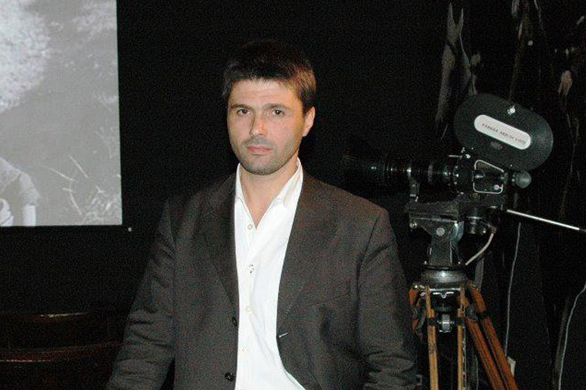 Tirania moderne e intimitetit publik – Nistori