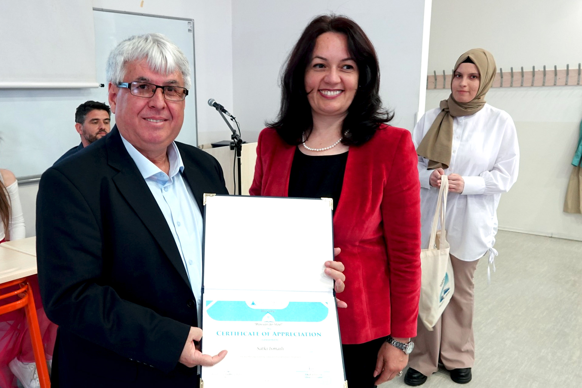 Biblioteka “Max van der Stoel” ndanë mirënjohje për personat dhe ...